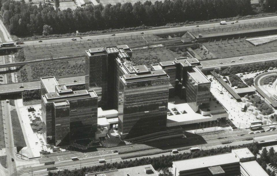 Bouwen tegen, onder en op een bestaand Zuidas-icoon